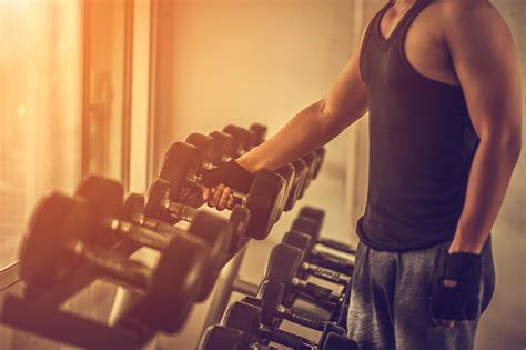 히 른 콘트라스트와 흑백 컬러 톤의 체육관에서 덤 벨의 행 근육질 체격에 대한 스톡 사진 및 기타 이미지 근육질 체격 금속 덤벨 Istock