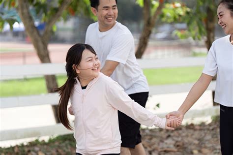 가족 유대감과 야외 활동 공원에서 가족들이 즐거운 놀이를 하는 즐거운 장면 Youth Organization에 대한 스톡 사진 및 기타 이미지 Youth