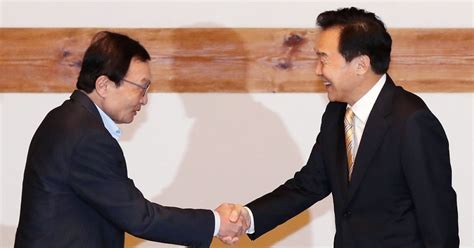 사진 악수 나누는 이해찬 손학규