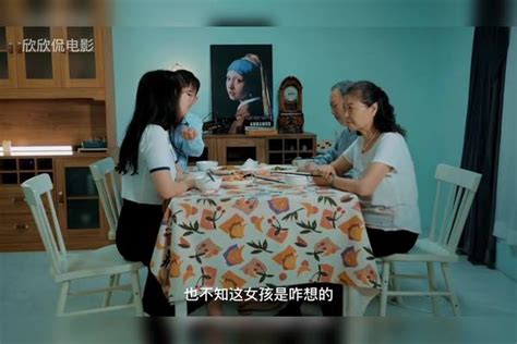 悬疑短片：女孩太作，吃虾要男友剥，每天还要男友给自己洗脚 男友 短片 女孩