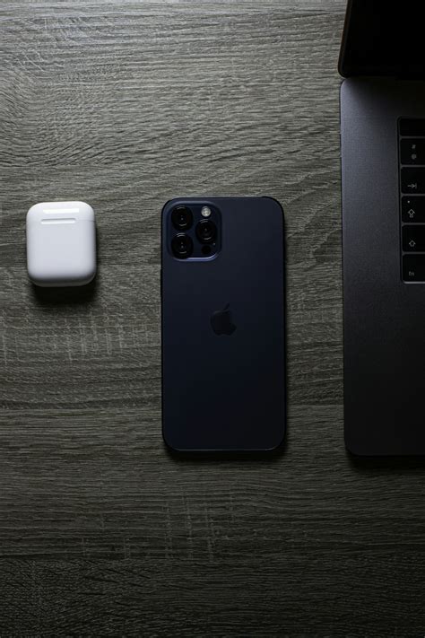파란색 아이폰 케이스 옆에 흰색 애플 Airpods 충전 케이스 사진 Unsplash의 무료 전화 이미지