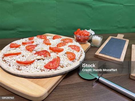 신선한 빨간 토마토 조각이 그린 스크린의 상단과 측면 전면에 들어간 Uncook 피자 0명에 대한 스톡 사진 및 기타 이미지
