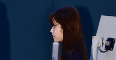 아이유 살짝 노출된 허리