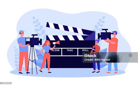 거대한 클래퍼 앞에서 카메라와 메가폰을 가진 영화 제작진 영상 제작에 대한 스톡 벡터 아트 및 기타 이미지 영상 제작