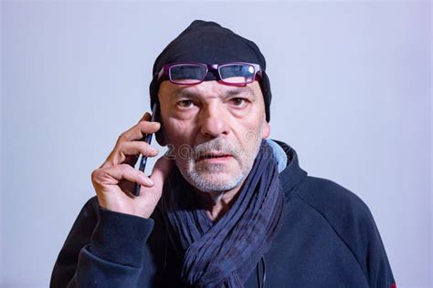 Mann Mittleren Alters Mit Wolle Und Brille Der Mit Einem Smartphone