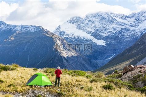 新西兰南岛库克山附近美丽山区的徒步旅行者高清摄影大图 千库网