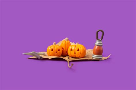 파스텔 보라색 배경에 가을 잎에 세 개의 작은 호박 미니멀 한 할로윈 개념 창의적인 아이디어 0명에 대한 스톡 사진 및 기타 이미지 Istock