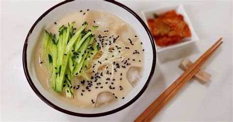 여름 별미 음식 구수하고 시원한 콩국수 한그릇