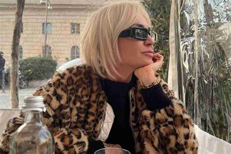 Paola Barale La Foto Con Un Dettaglio Focoso Divide I Fan A Quasi Anni