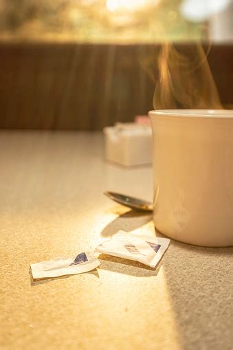 일출에 식당에서 고독한 김이 나는 뜨거운 커피와 설탕 패킷 차 뜨거운 음료에 대한 스톡 사진 및 기타 이미지 차 뜨거운 음료 컵 제품용기 Istock