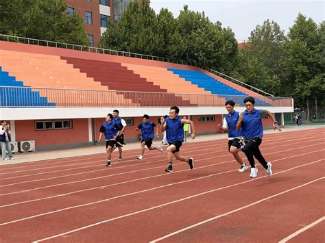 百米冲刺，青春飞扬：运动会100米预选赛 学院新闻 学院动态 土木与建筑学院 河北工程技术学院