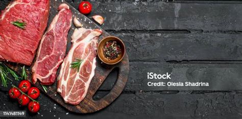 생고기 쇠고기와 돼지고기 스테이크를 커팅 보드에 양념 정육점 주인에 대한 스톡 사진 및 기타 이미지 정육점 주인 개체 그룹 검은색 Istock