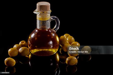 올리브 오일과 흩어져있는 올리브와 유리 주전자 검은 거울 배경 0명에 대한 스톡 사진 및 기타 이미지 0명 개체 그룹 거울 Istock