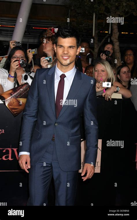 Taylor Lautner The Twilight Saga Breaking Dawn Part 1 World Premiere