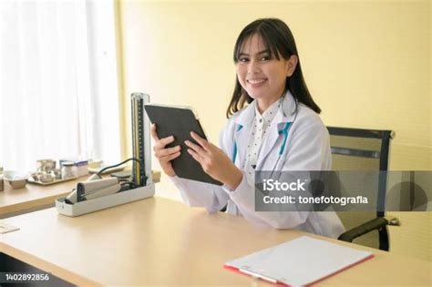 Potret Dokter Wanita Muda Dengan Stetoskop Yang Bekerja Di Rumah Sakit