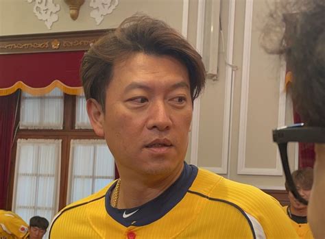 中信兄弟》王建民披黃衫跟冠軍象前進總統府 蒐集不少「總統」