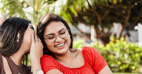 비밀을 말하는 두 명의 가장 친한 친구 젊은 여자는 괄호로 친구에게 비밀을 속삭입니다 사진 Unsplash의 사진술 이미지