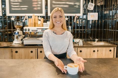 Junges Mädchen Lächelnd Barista Mit Frisch Zubereiteten Kaffee Blonde