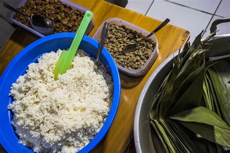 나시 케탄과 다진 고기와 같은 Duanwu 축제 기간 동안 먹었던 Zongzi 또는 전통적인 찹쌀 만두를 만드는 사람의 과정