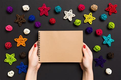 휴일 장식으로 만든 검은 배경에 봉투를 들고 여자의 상단보기 크리스마스 시간 개념 Diy에 대한 스톡 사진 및 기타 이미지 Diy 강림절 개념 Istock