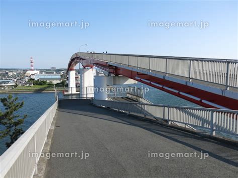 木更津市の中の島大橋（画像手前が中の島公園側）の写真素材 218077055 イメージマート