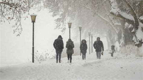 Nadchodzą kolejne fale śnieżyc i siarczystych mrozów Gdzie spadnie