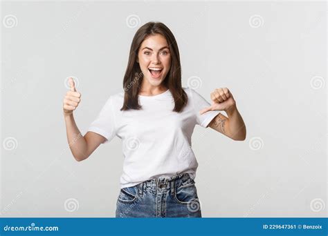 Jovencita De La Morena Sonriente Satisfecha Mostrando Su Pulgar Y