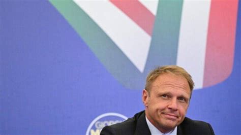 Il Ministro Francesco Lollobrigida Firma Il Decreto Per Contrastare Il