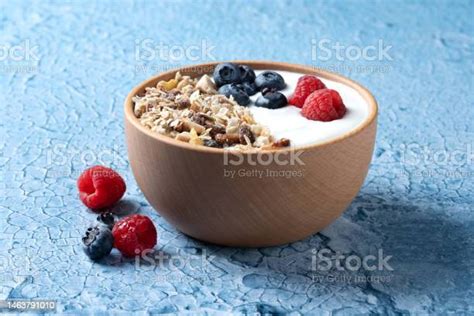 Lbue 배경에 그릇에 아침 식사로 딸기와 뮤 즐리를 곁들인 요구르트 0명에 대한 스톡 사진 및 기타 이미지 0명 건강한 식생활 건포도 Istock