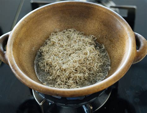「木の芽とちりめんじゃこの佃煮風」のつくり方。しょうゆを使わず、色あざやかに仕上げる｜松田美智子の季節の仕事