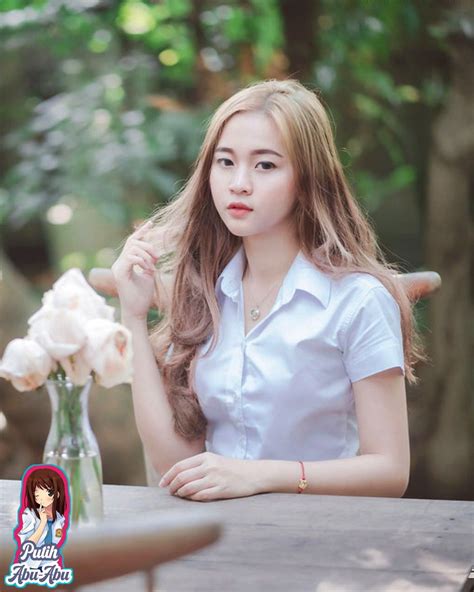 ปักพินโดย L ใน University Thai สาวมหาลัย