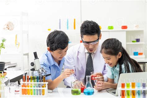 Niño Y Niña Haciendo Experimentos Científicos Con Un Químico Líquido