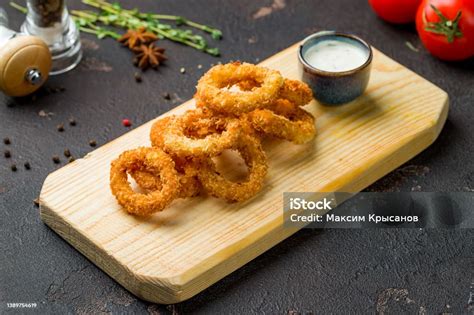 어두운 콘크리트 테이블에 소스와 함께 반죽에 오징어 반지 반죽 류에 대한 스톡 사진 및 기타 이미지 반죽 류 브레드크럼