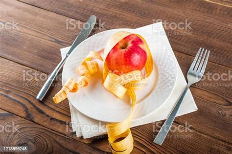 건강한 라이프 스타일 개념 빨간 사과와 센티미터 클로즈업 및 복사 공간 과일 다이어트 개념 개념에 대한 스톡 사진 및 기타