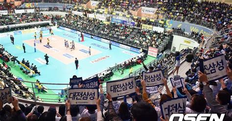 [사진]새해 맞아 만원관중 기록하는 상록수체육관