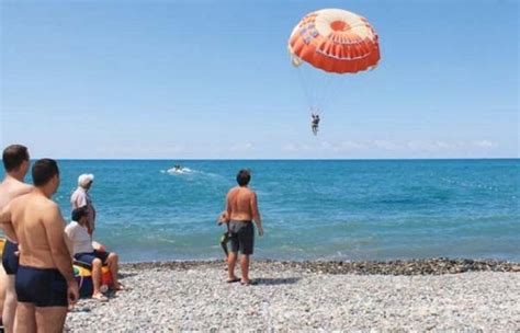 გაირკვა ცოლ ქმრის ვინაობა რომლების ბათუმში პარაშუტიდან ჩამოვარდნენ 37 წლის ქალი იქვე დაიღუპა