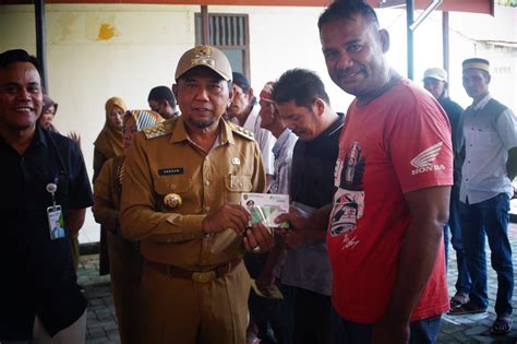 Hamdam Serahkan Kartu Jaminan Sosial Ketenagakerjaan Bagi Pekerja