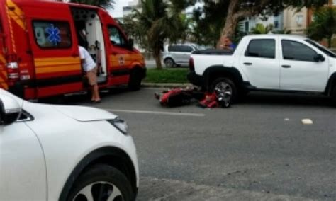 Motociclista Sofre Fratura Na Perna Ao Colidir Na Traseira De Carro