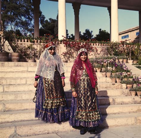 دو بانوی شیرازی با پوشش لُری Iranian Women Fashion Traditional