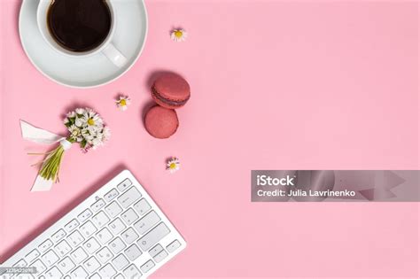 키보드가있는 여성 작업 공간 검은 커피 한 잔 마카롱 및 데이지 꽃핑크 배경 상단보기 0명에 대한 스톡 사진 및 기타 이미지