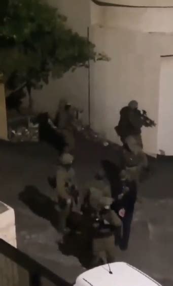 بالفيديو لحظة اعتقال قوات الاحتلال للأسير المحرر خزيمة غيث من منزله
