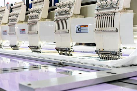 섬유 또는 의류 의류 산업에서 제조 프로세스를 만들기에 대 한 현대적이 고 자동 첨단 기술 재봉틀 공예에 대한 스톡 사진 및 기타 이미지 Istock