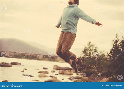 Il Salto Di Levitazione Di Volo Del Giovane Allaperto Si Rilassa Lo Stile Di Vita Fotografia
