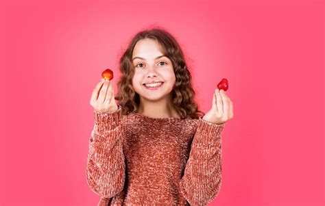 시도 해봐 다이어트와 다이어트 유기농 식품만 딸기를 가진 소녀 아침 식사로 딸기를 먹는다 열매를 먹는 작은 아이 여름철 어린