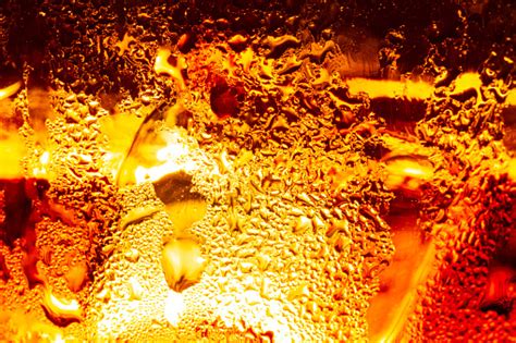 매크로 콜라 질감 매크로 청량 음료 질감 어두운 콜라 배경에 얼음 조각을 닫습니다 달콤한 여름 차가운 음료의 질감과 거품과 매크로 거품이 Fizzing 유리 벽에 있습니다