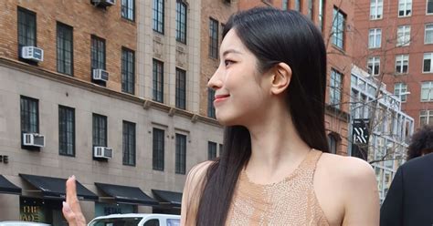 다현 뉴욕 패션쇼서 파격적인 누드톤 드레스…한 줌 허리
