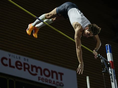 Swedens Armand Duplantis Sets New Pole Vault World Record