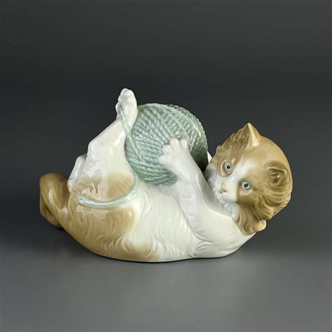 Винтажная фарфоровая статуэтка Кошка играет с клубком Lladro Nao Cat Playing купить за 18800 руб
