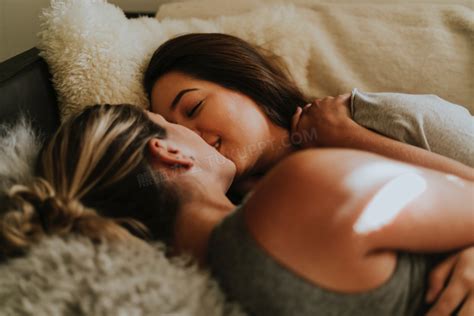 女闺蜜床上接吻jpg格式图片下载 熊猫办公