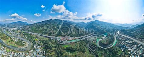 四川：高速公路通车里程突破8000公里 小凉山彝区腹地首条高速通车 人民图片网